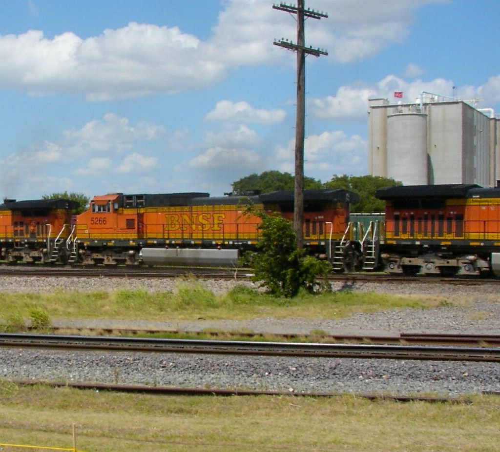 BNSF 5266